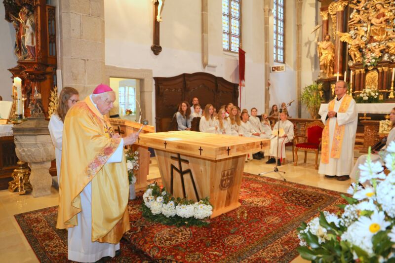 Neuer Volksaltar feierlich eingeweiht