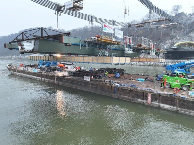 Erstes Brückenteil der neuen Linzer Donaubrücke fixiert