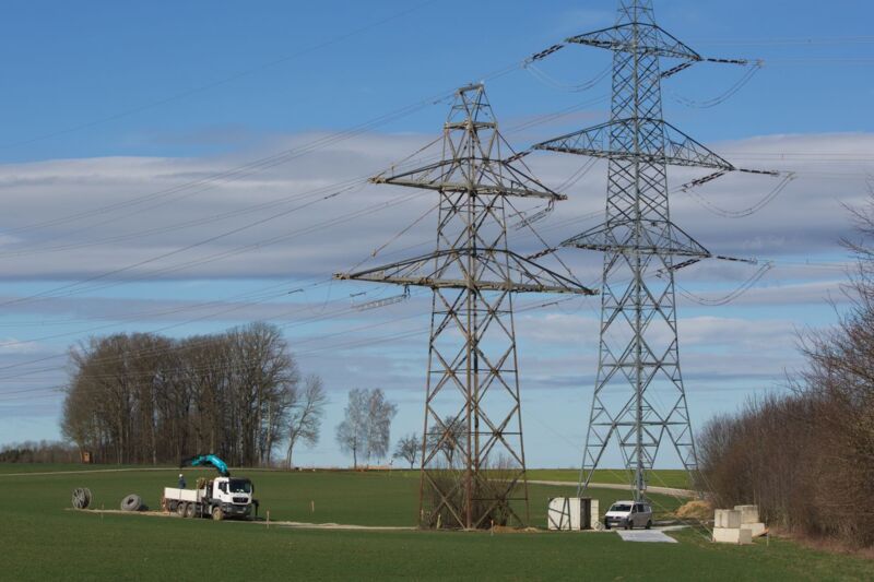 220-kv-Leitung wird erneuert – Abbau der Masten in Schiedlberg läuft
