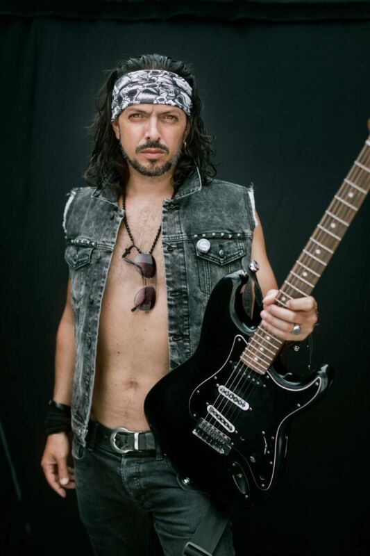 George Theodorou spielt erstes Rockkonzert in Linz