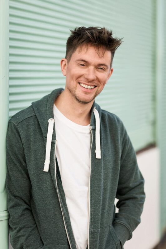 „Tür an Tür“ mit Dominik Barta: Lesung in Linz