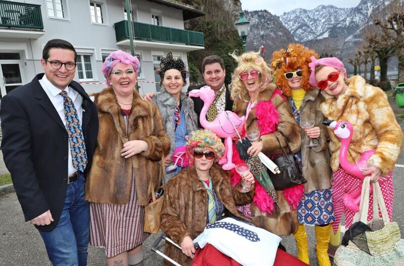 Ebensee dankt Traunkirchen für Gastfreundschaft mit Fetzenfahne