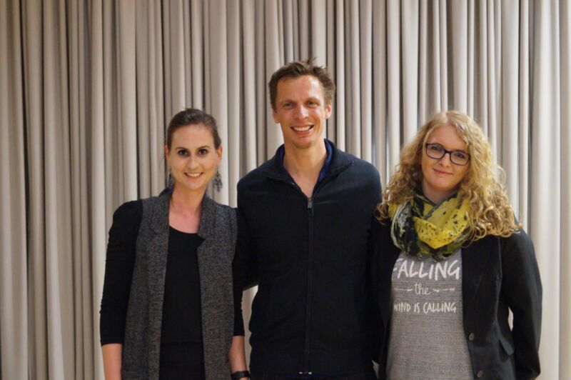 Klaus Eckel ganz „smart“ beim Kabarettabend in Taufkirchen an der Pram