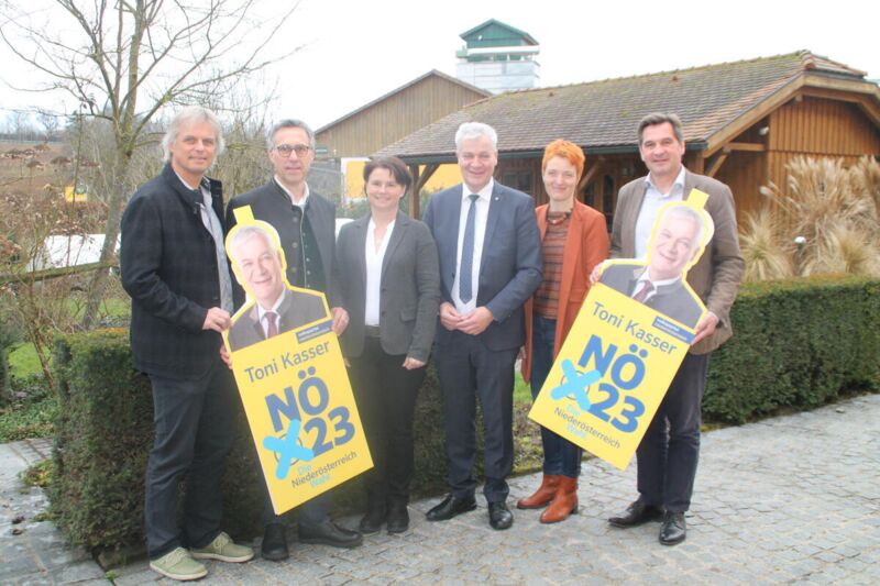 Toni Kasser präsentiert sein Unterstützer-Komitee