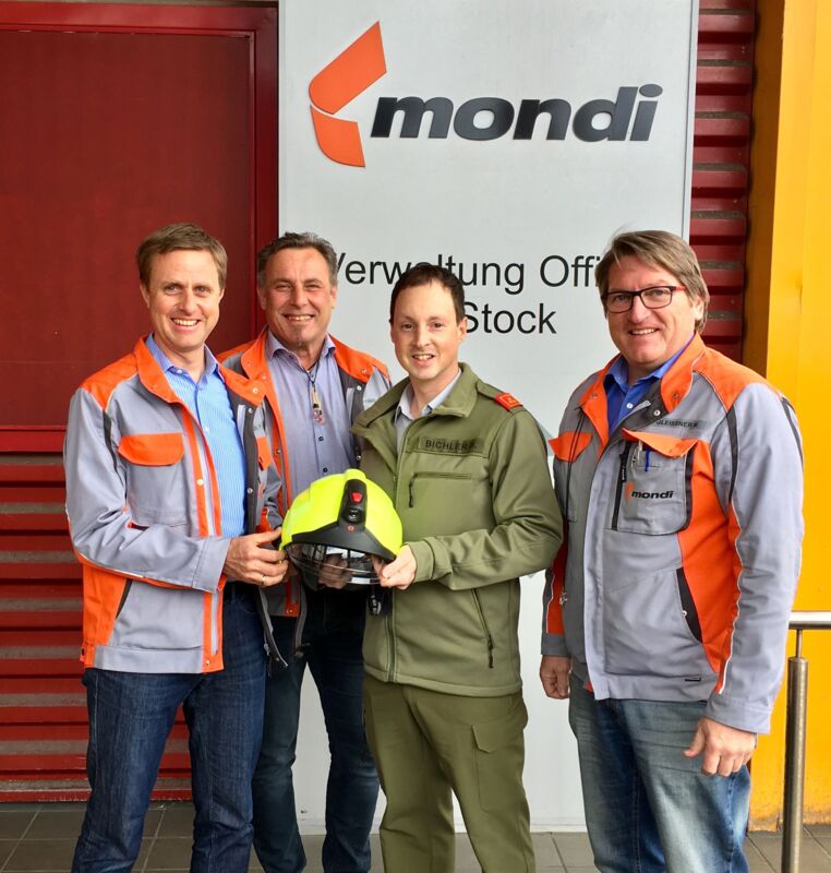 Mondi Grünburg spendete Gewinn aus internem Wettbewerb für Feuerwehrhelme