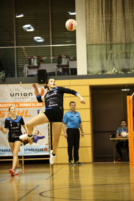 Faustball-Damen der Union Haidlmair Schwingenschuh Nußbach jubeln über ...