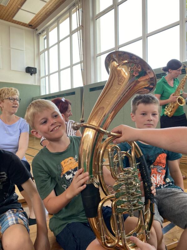 Kinder haben Blasinstrumente ausprobiert
