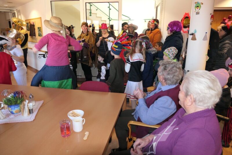 Faschingsumzug: Kinder besuchten Bewohner im Altenheim