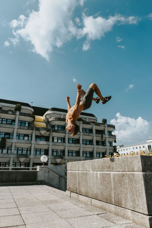 Flying Freaks aus Traun: „Beim Parkour geht es darum, Hindernisse ...