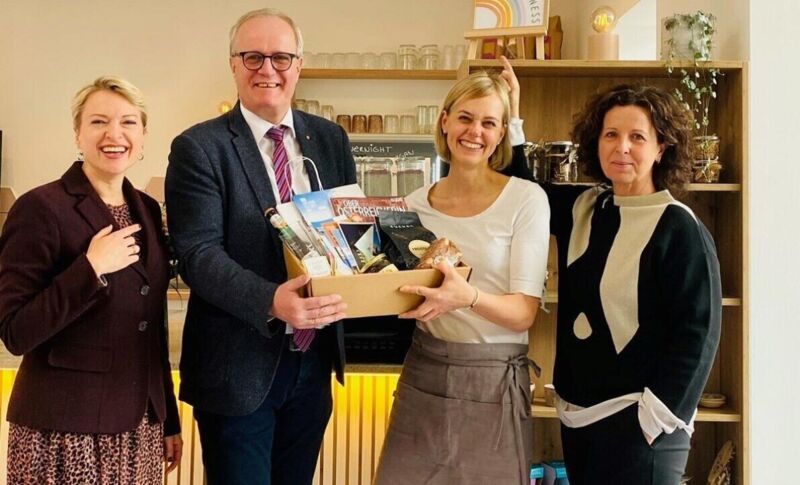 Bürgermeister gratuliert Jungunternehmerin zu neuem Frühstücks-Café in ...