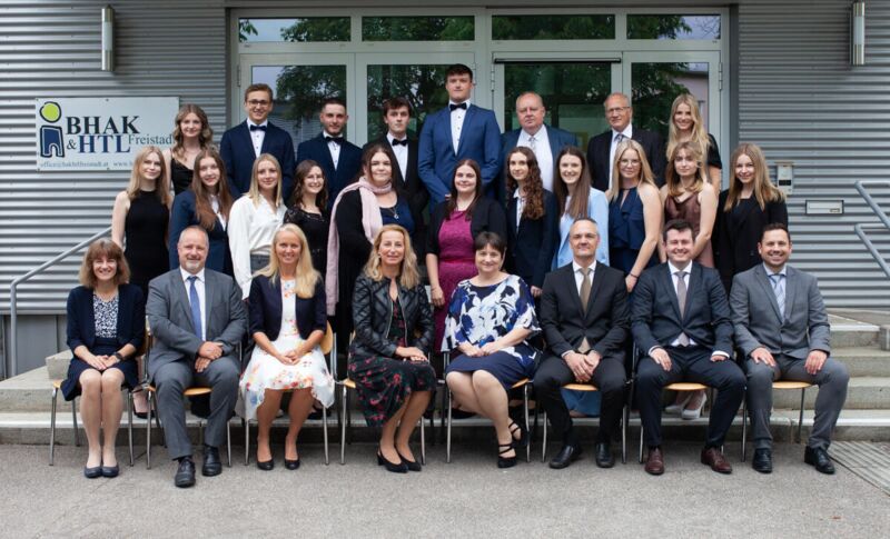 Alle haben bestanden: weiße Fahne für Maturanten der HAK & HTL Freistadt