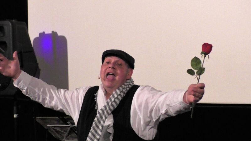 Kabarettist Joe Hermann besingt in Bad Kreuzen das Leben