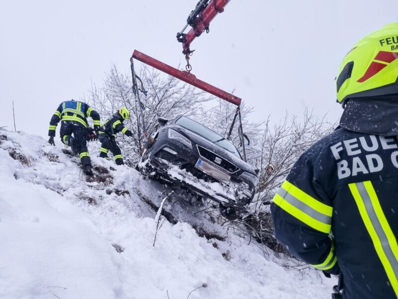 Abgerutscht: Feuerwehr musste Auto mit Kran bergen