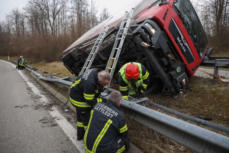 Wegen Lkw-Unfall: Auf- und Abfahrt der A9 bei Ried im Traunkreis gesperrt