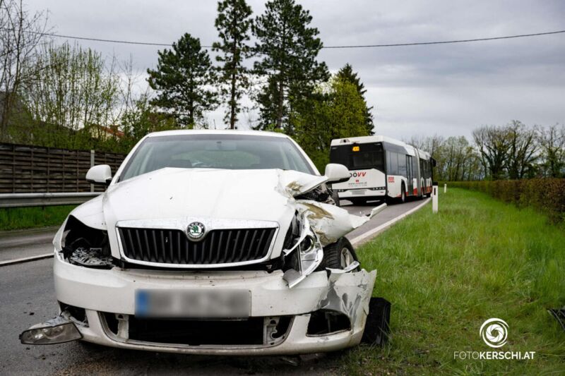 Unfall zwischen Auto und Bus endete mit Blechschaden
