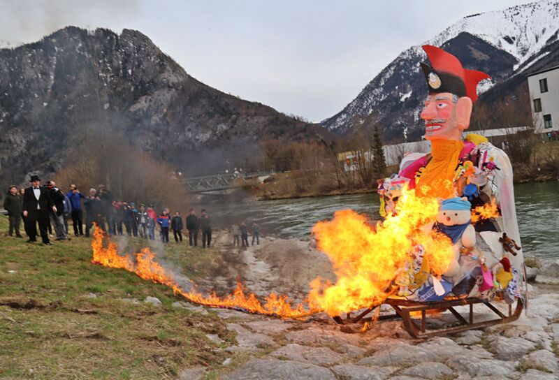 Traditionelles Fasching-Verbrennen am Traunufer