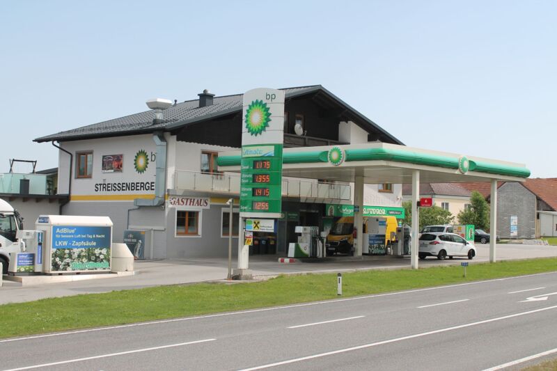 Tankstelle BP Streissenberger glänzt mit einem modernen Tankstellenshop