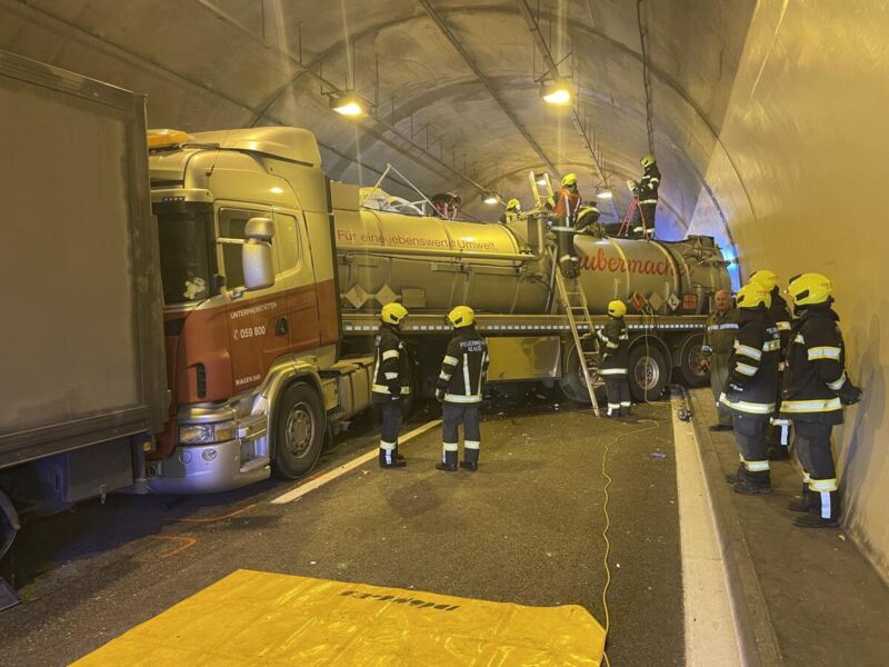Sperre der A9 Pyhrn Autobahn nach Verkehrsunfall mit mehreren ...