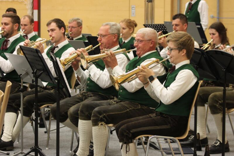 Musikverein Lacken spielt Ein Konzert zum Feiern hoch 3
