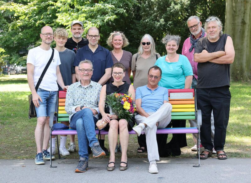 Ruhepohl: Bank im Volksgarten erinnert an verstorbenen Schauspieler Tom ...