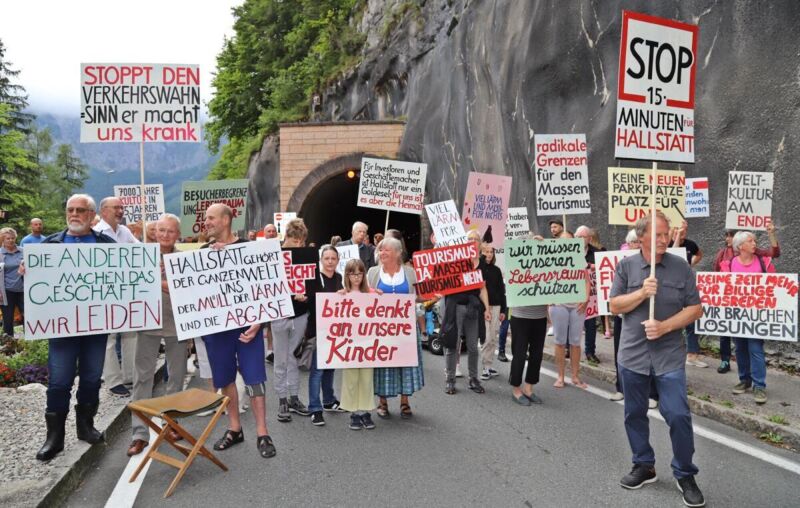 Sitzblockade: Protestaktion gegen Massentourismus in Hallstatt (Update)