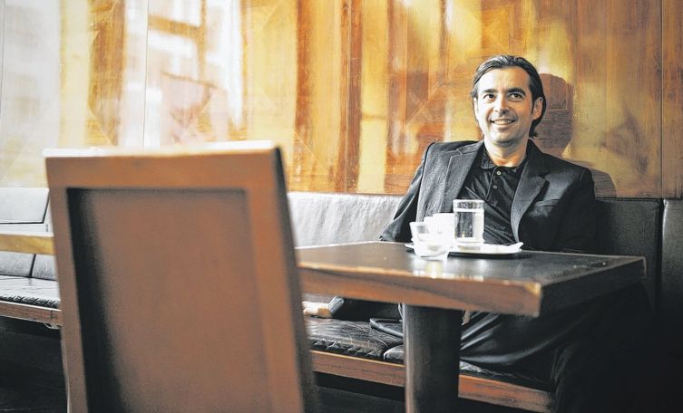 Thomas Hartl präsentiert sein neues Buch „Raus aus der Angst – rein ins ...